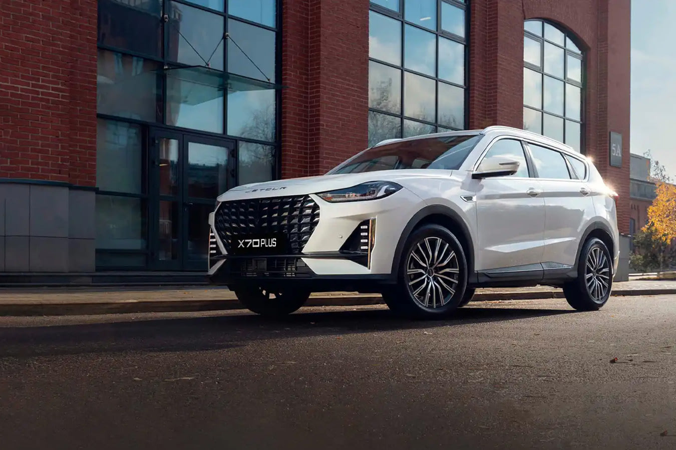 Jetour X70 Plus 2025 - фото в новом кузове: салон, вид снаружи, багажник