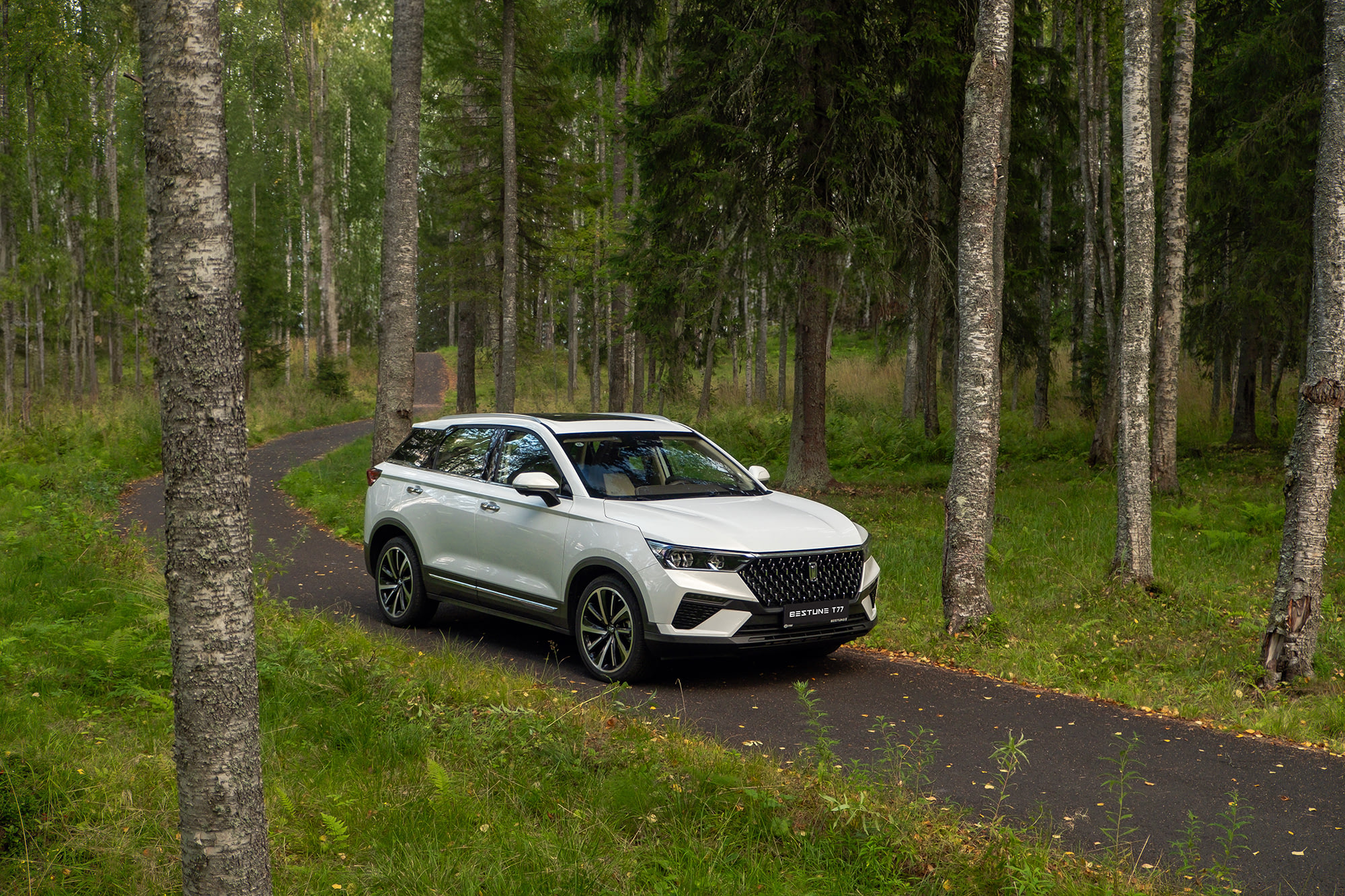 FAW Bestune T77 2025 - фото в новом кузове: салон, вид снаружи, багажник