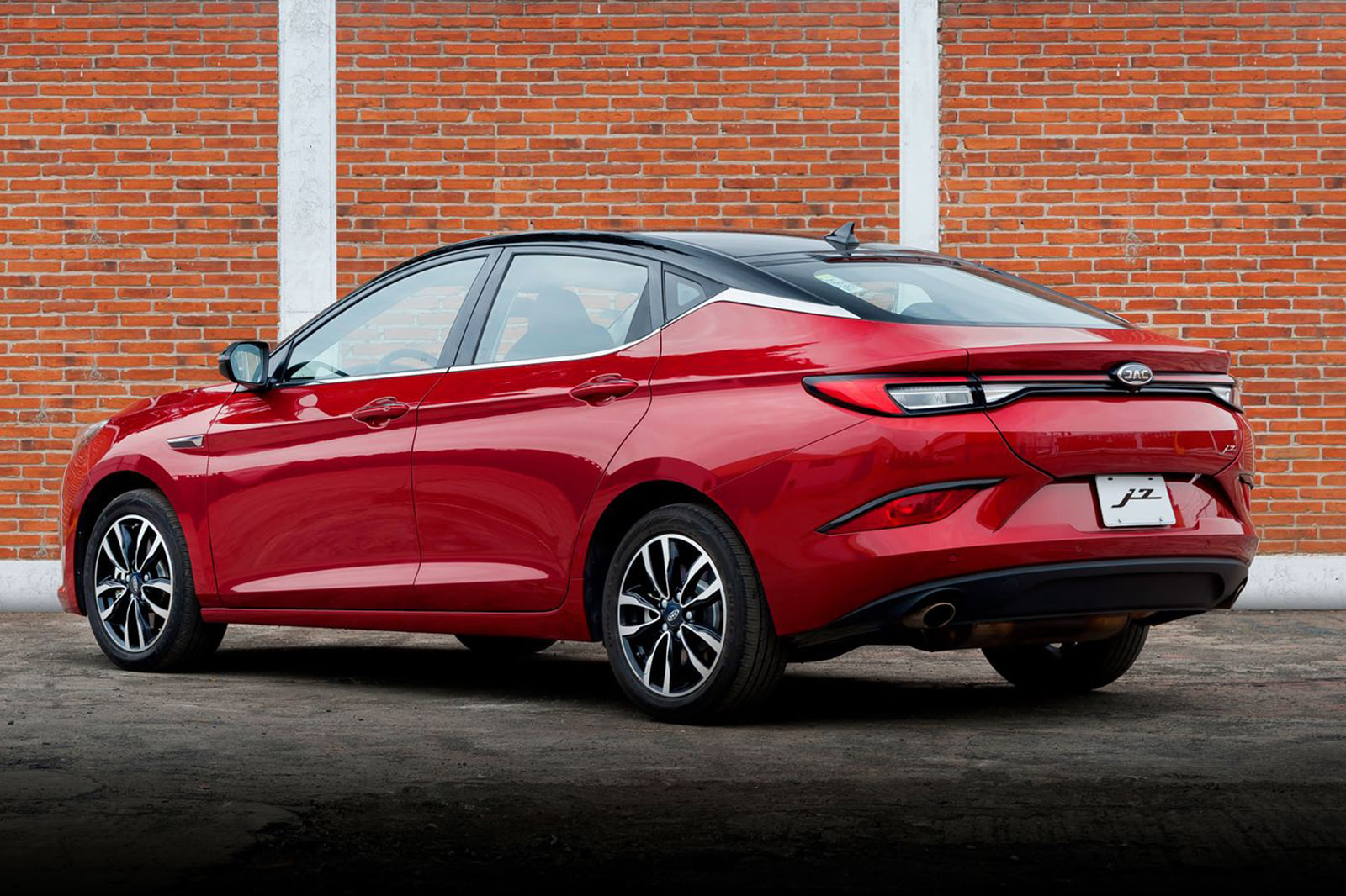 JAC J7 2025 - фото в новом кузове: салон, вид снаружи, багажник