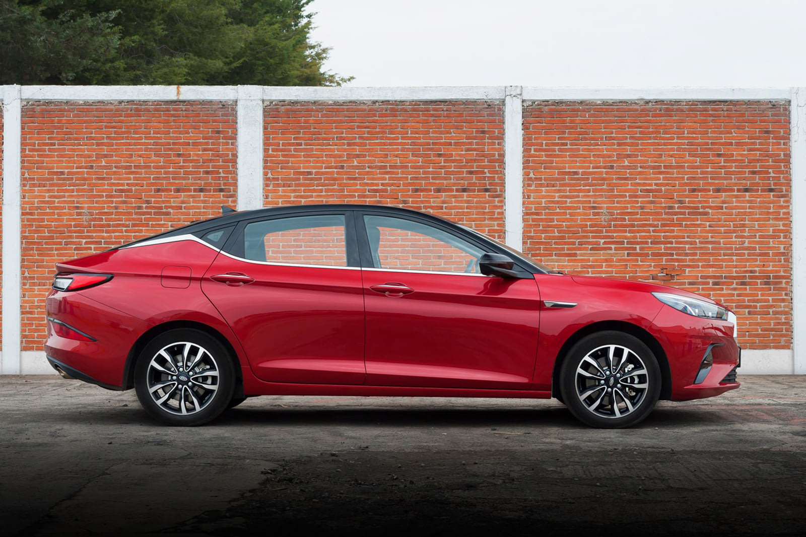 JAC J7 2025 - фото в новом кузове: салон, вид снаружи, багажник