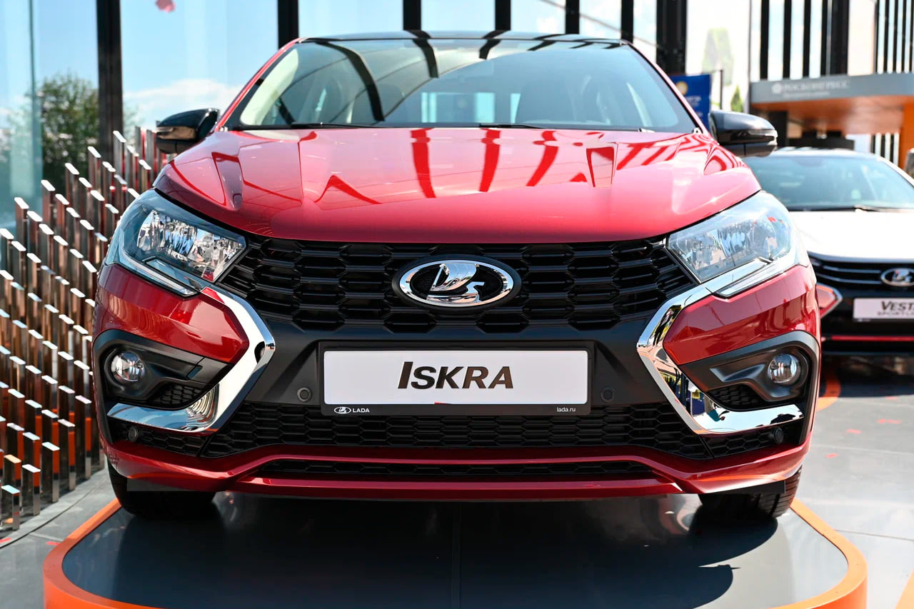 LADA Iskra 2025 - фото в новом кузове: салон, вид снаружи, багажник