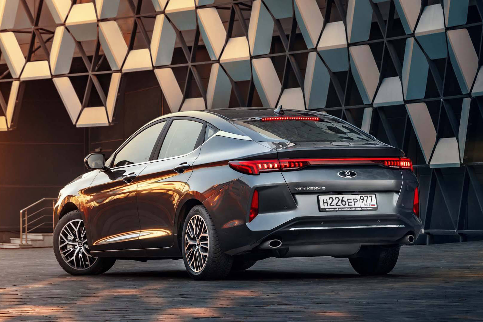 Москвич 6 2025 - фото в новом кузове: салон, вид снаружи, багажник