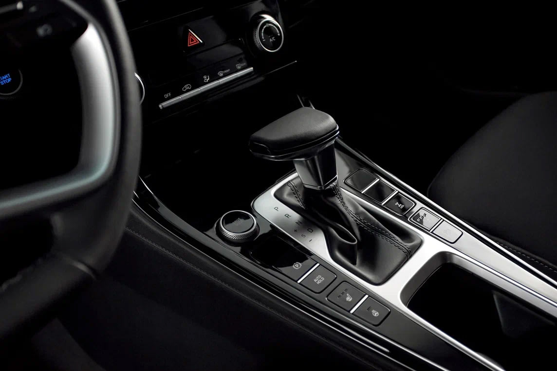 SOLARIS HC 2025 - фото в новом кузове: салон, вид снаружи, багажник