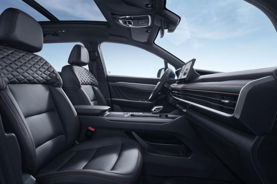 GEELY Okavango 2025 - фото в новом кузове: салон, вид снаружи, багажник