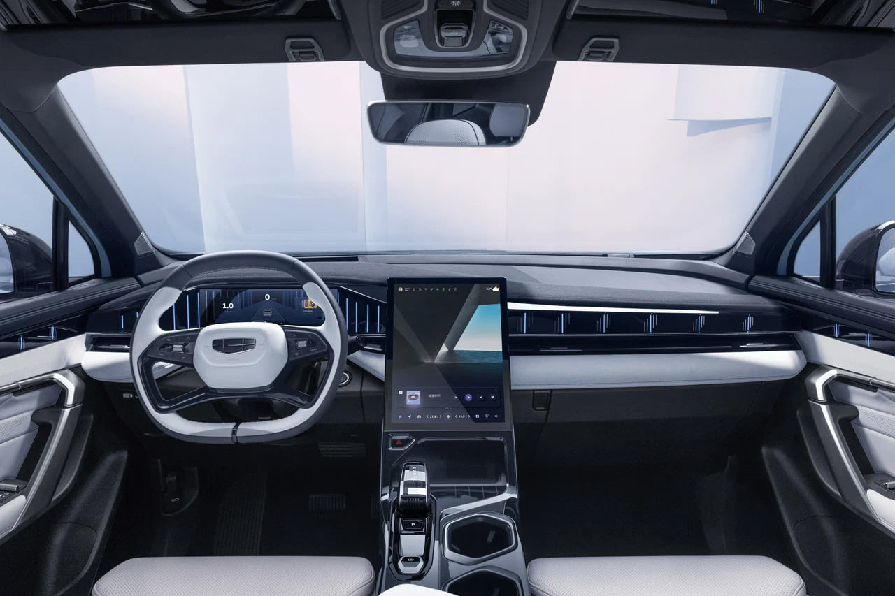 GEELY Atlas 2025 - фото в новом кузове: салон, вид снаружи, багажник