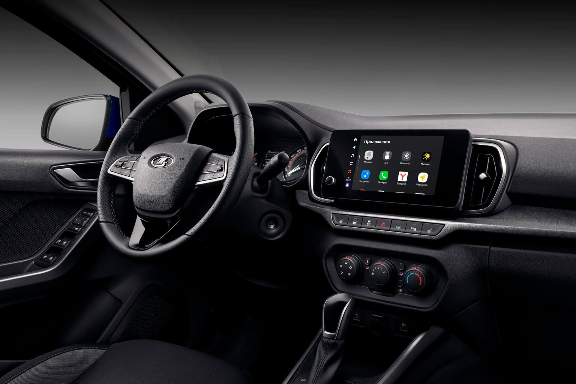 LADA Iskra 2025 - фото в новом кузове: салон, вид снаружи, багажник