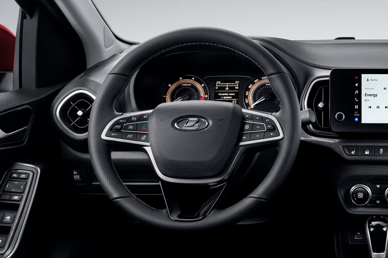 LADA Iskra 2025 - фото в новом кузове: салон, вид снаружи, багажник