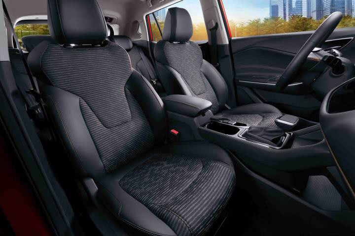 Москвич 3 2026 - фото в новом кузове: салон, вид снаружи, багажник